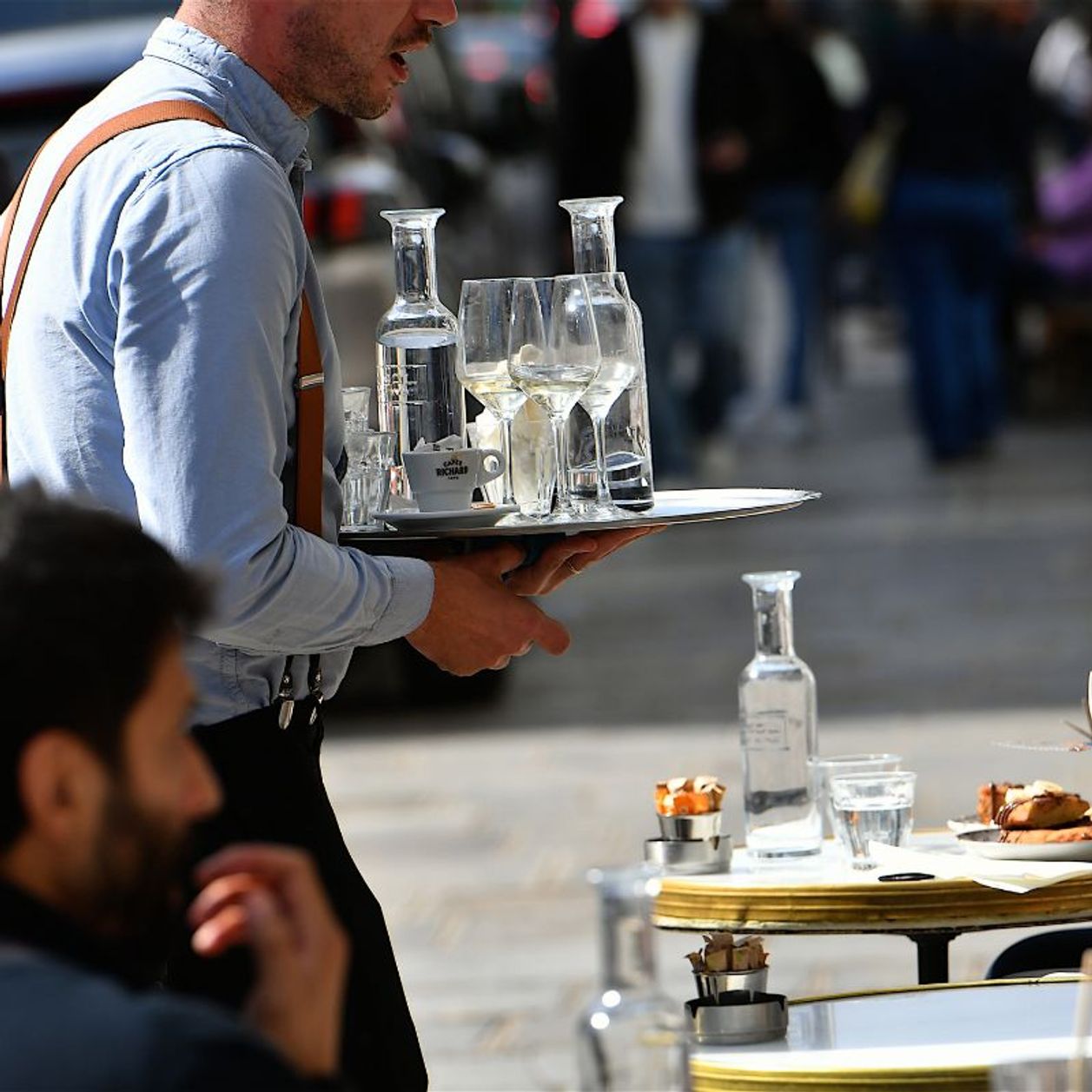 La fin de l'eau gratuite au restaurant ? Cet établissement français ...