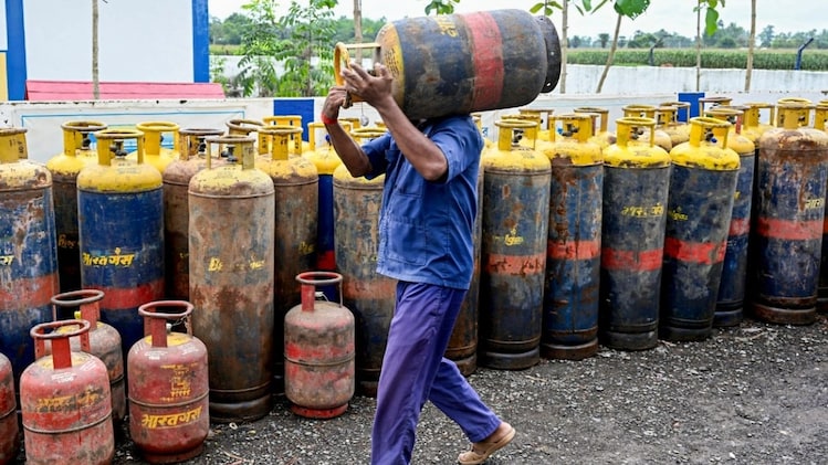 Commercial LPG cylinder prices rise! Rates up by ₹42 in Delhi from June ...