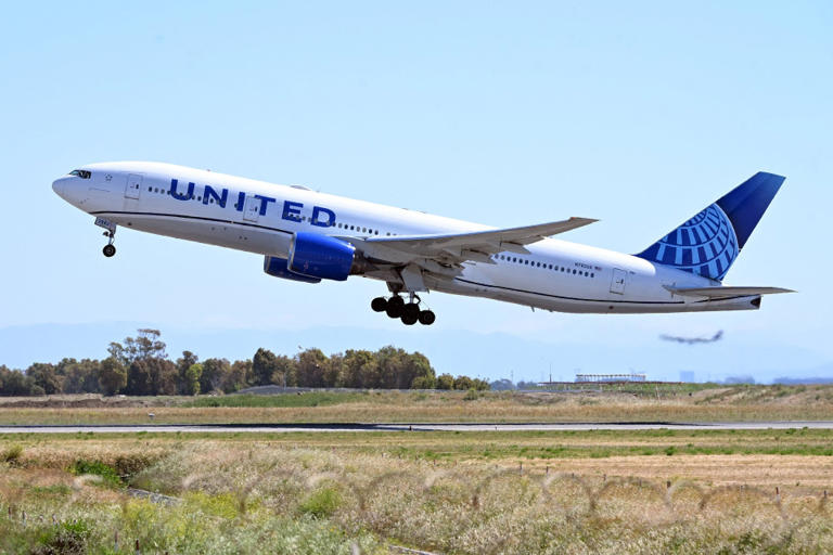 Samolot linii United Airlines zawrócił nad Atlantykiem, gdy chłopiec ...