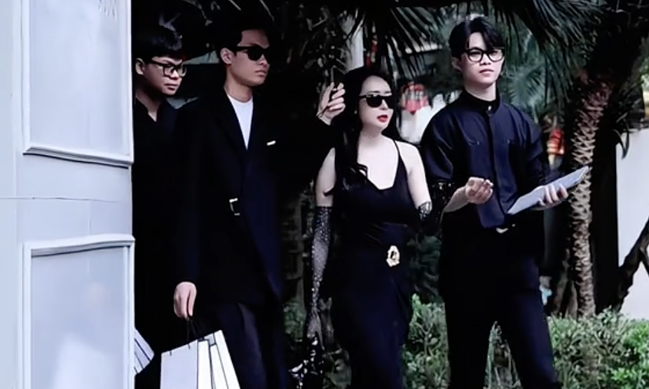 Posing as wealthy socialites with rented luxury cars, bodyguards ...
