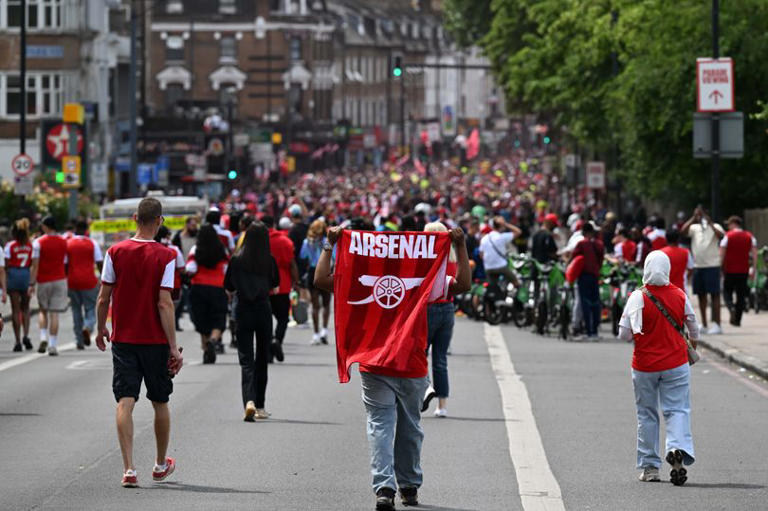 Arsenal fans up lampposts, BBQs and Josh Kroenke - Inside trophy parade ...