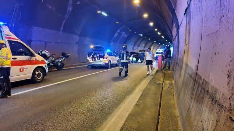 Schianto frontale in galleria. Muoiono madre e figlio e tre feriti fra ...
