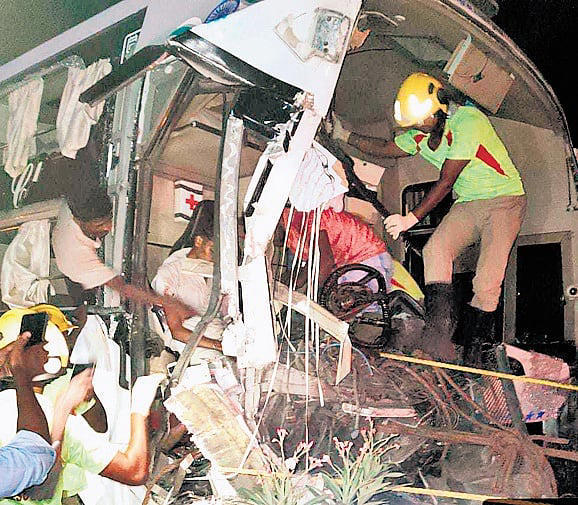 21 injured as bus rams lorry on Madurai-Kumari NH