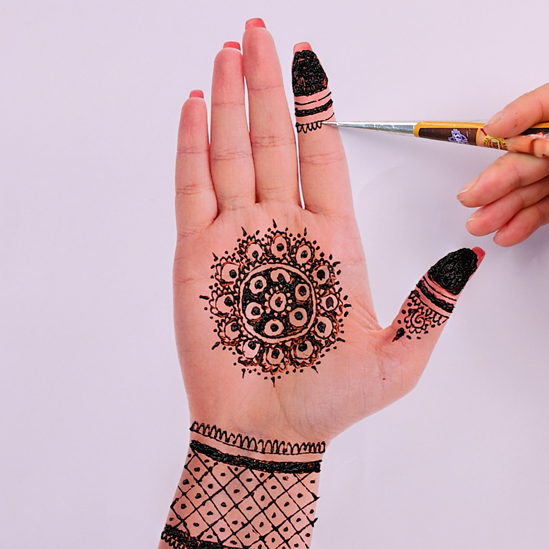 Truco del colador para diseños de mehndi impecables
