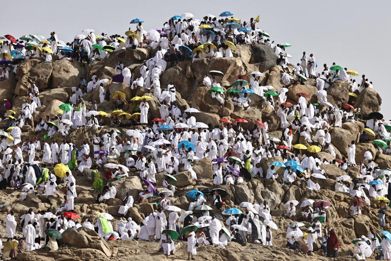 Video showing sea of Hajj pilgrims at Mount Arafat is AI-generated