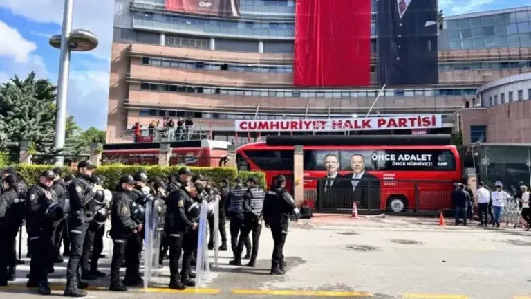Mühür, meydan ve sarmal: CHP krizini meşruiyet ayrışması üzerinden okumak