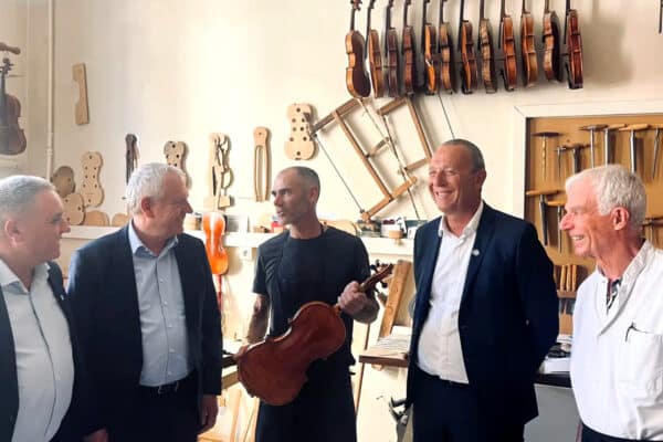 À la rencontre de l’un des derniers ateliers de confection de violons ...