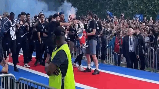 PSG players celebrate Champions League victory in front of Eiffel Tower