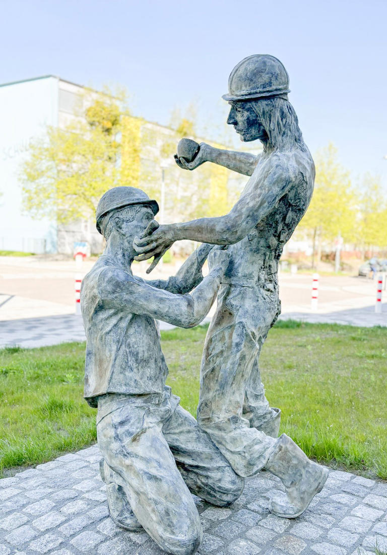 Namensrätsel um Skulptur: Die Suche nach Thorsten und Jens beginnt