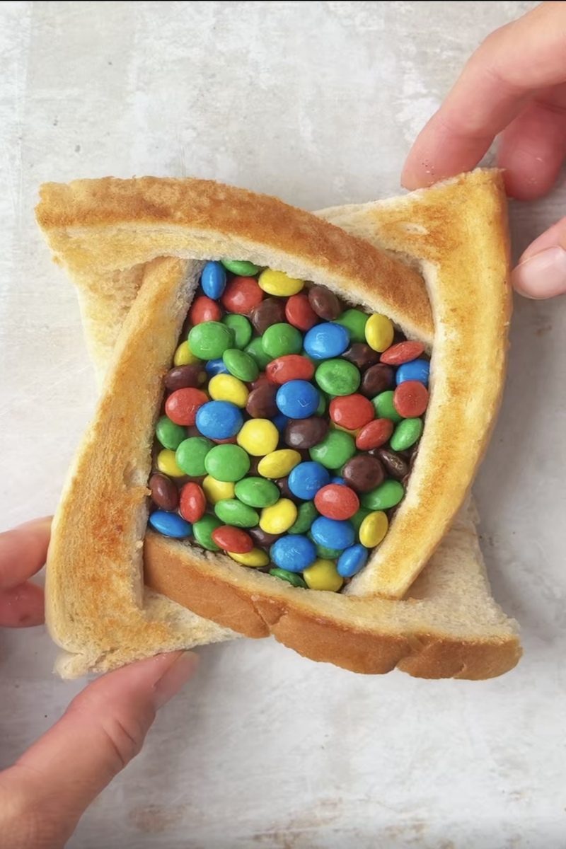 Idea de postre fácil tostada retorcida rellena de M&M's