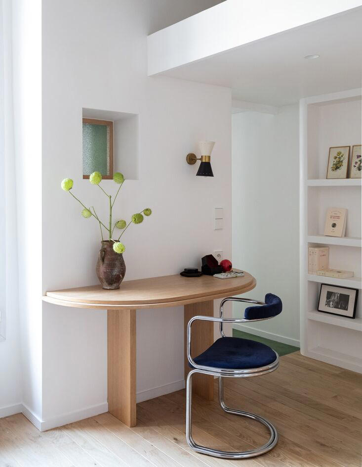 A sculptural micro-volume apartment in Paris by Studio Pauline Borgia