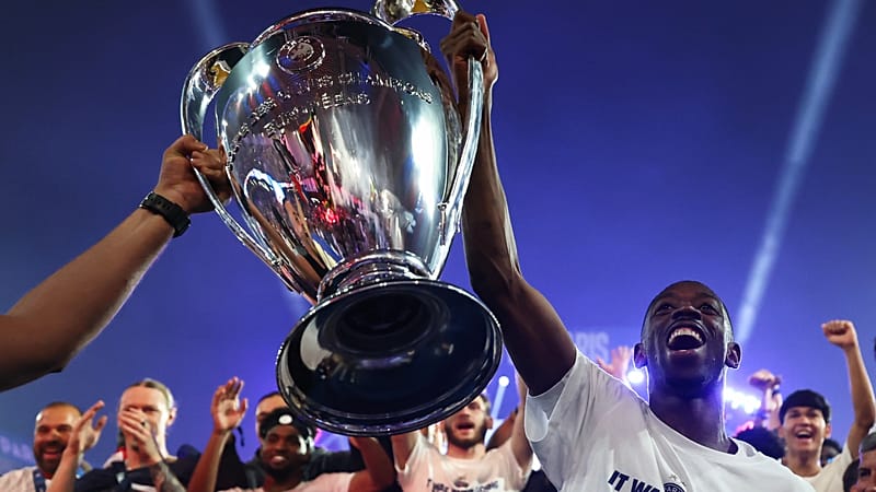 França: PSG festeja com Macron no Palácio do Eliseu