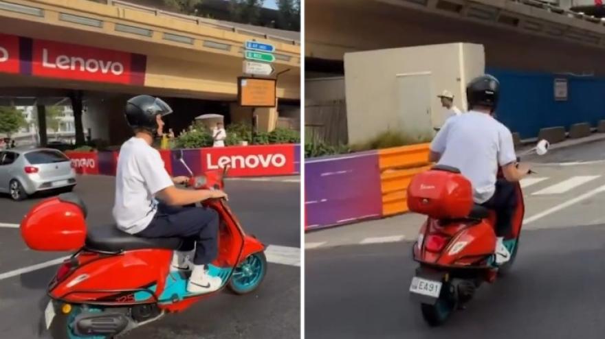 Sinner, finalmente relax: Jannik in sella alla sua Vespa per le vie di ...