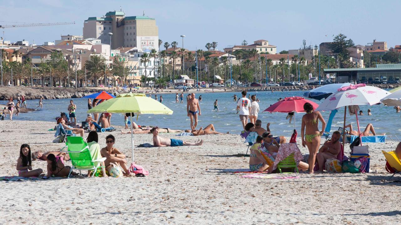 Polemica sul caro ombrelloni, il report: «Alghero tra le località con i ...