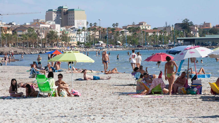 Polemica sul caro ombrelloni, il report: «Alghero tra le località con i ...