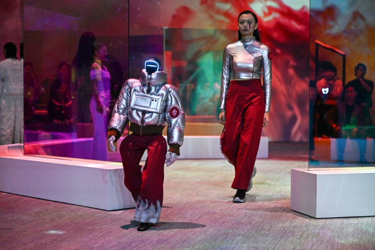 Modelos y robots comparten la pasarela en Seúl