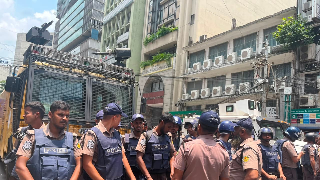 Clash in Bangladesh: Police, customers injured at Islami Bank protest