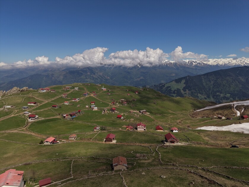 Trabzon'un yaylaları doğal güzellikleriyle ziyaretçilerini ağırlıyor