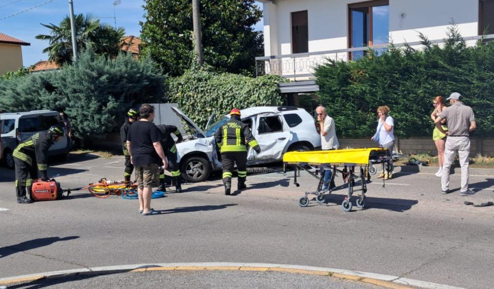 Busto Garolfo, tir perde il controllo alla rotonda e travolge le auto ...