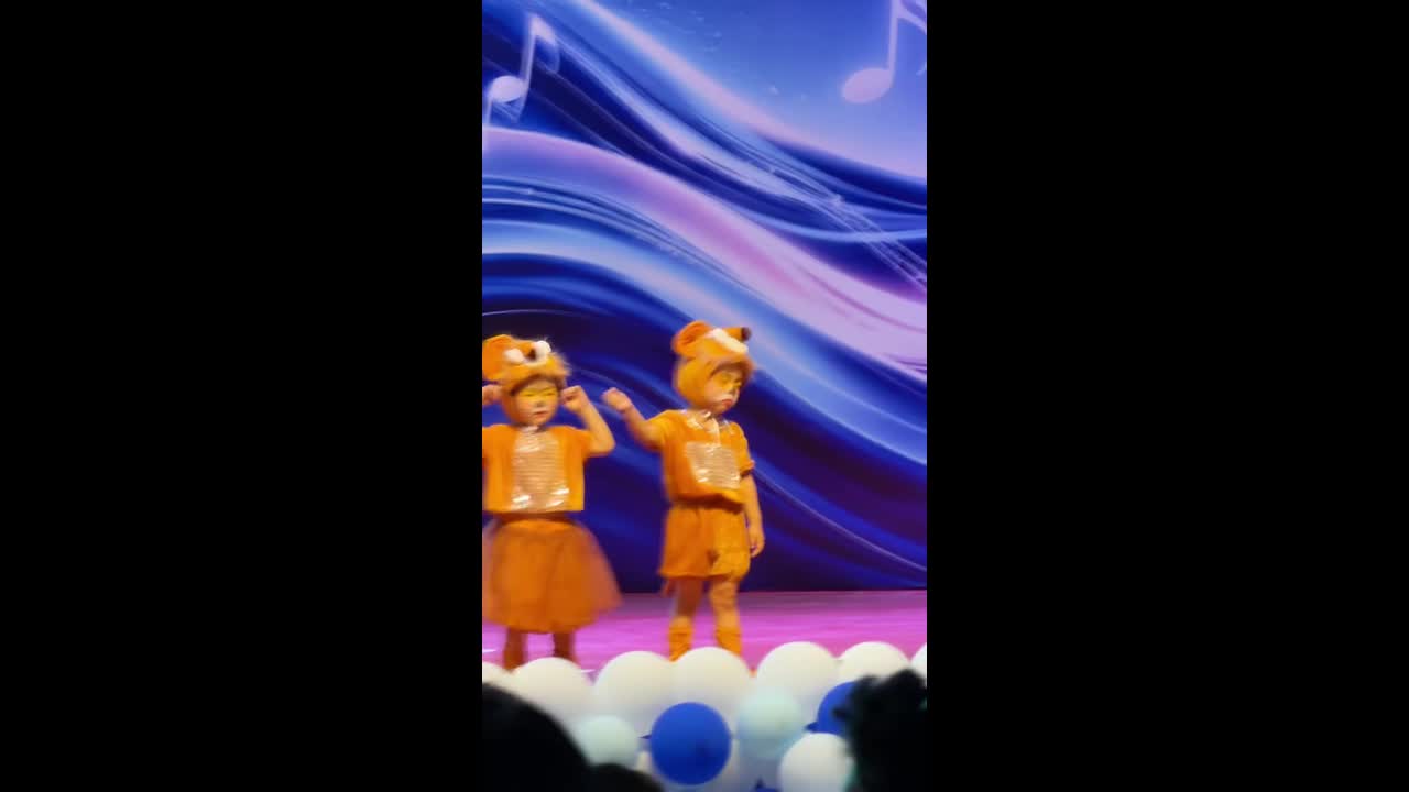 Sleepy child struggles to stay awake during stage performance in Hubei ...