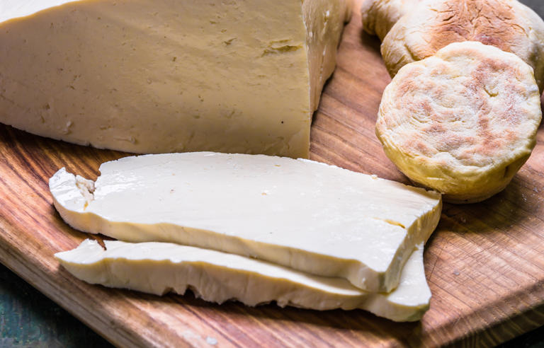 Ten górski ser to nasza „polska mozzarella”, tylko lepsza. Kroi się jak ...