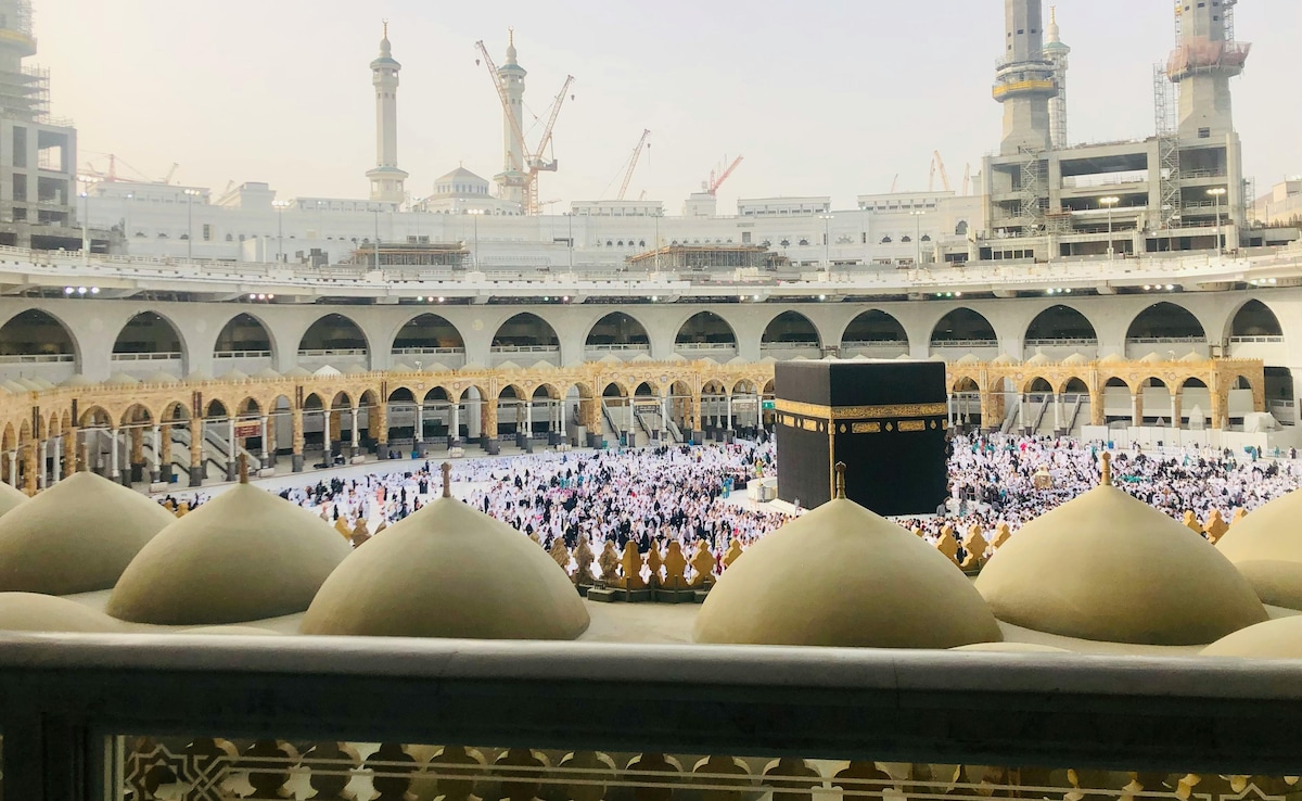 Saudi Arabia starts issuing Umrah visas, opens pilgrim entry for new season