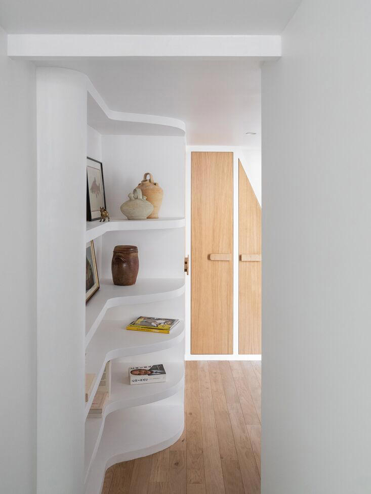 A sculptural micro-volume apartment in Paris by Studio Pauline Borgia