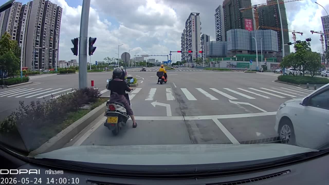 Motorcycle and e-bike collide at intersection in Guangdong, China