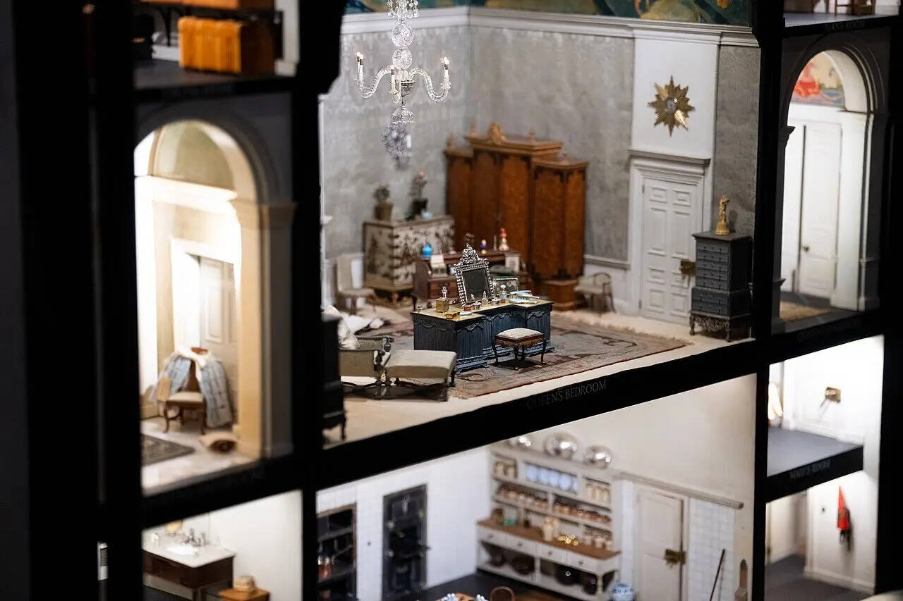 Inside Queen Mary's dolls' house: The 1:12 scale working home at ...