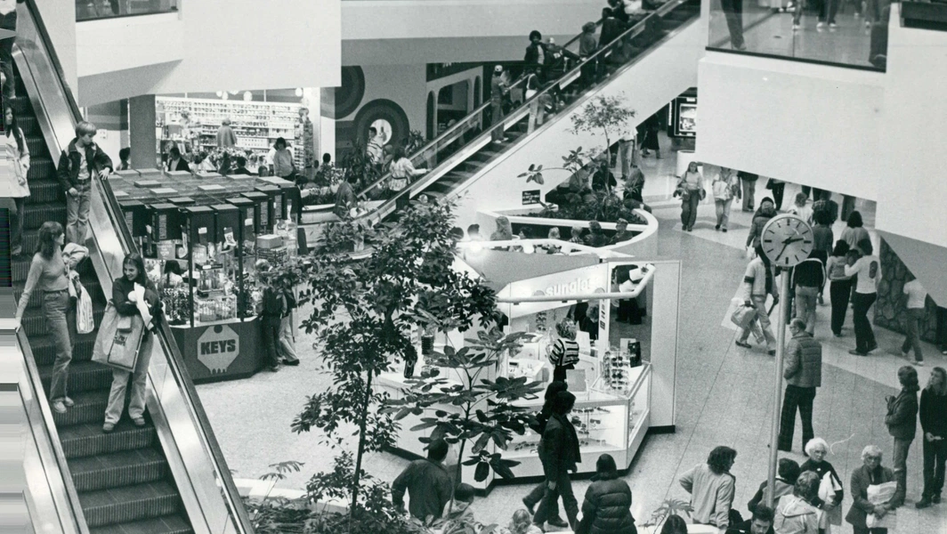 16 iconic 1980s mall stores that disappeared