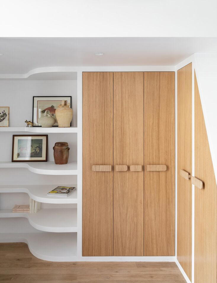 A sculptural micro-volume apartment in Paris by Studio Pauline Borgia