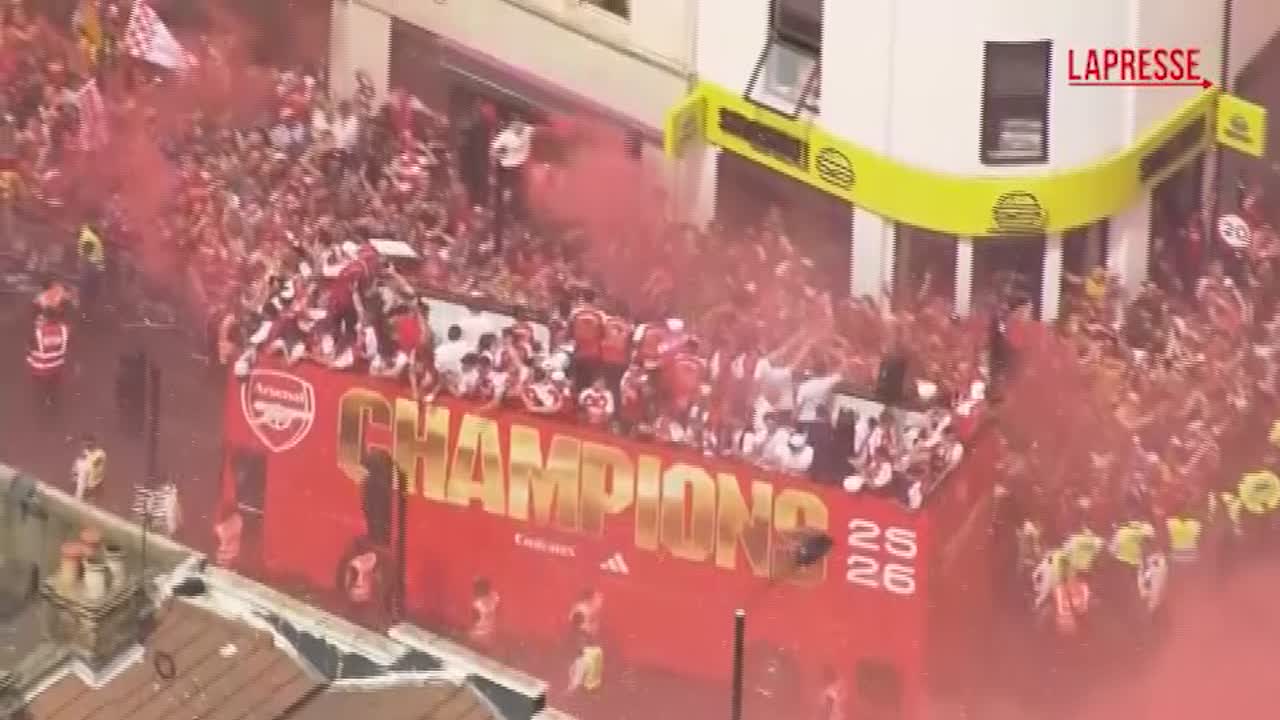 Londra, in migliaia per strada festeggiano la vittoria dell'Arsenal in ...