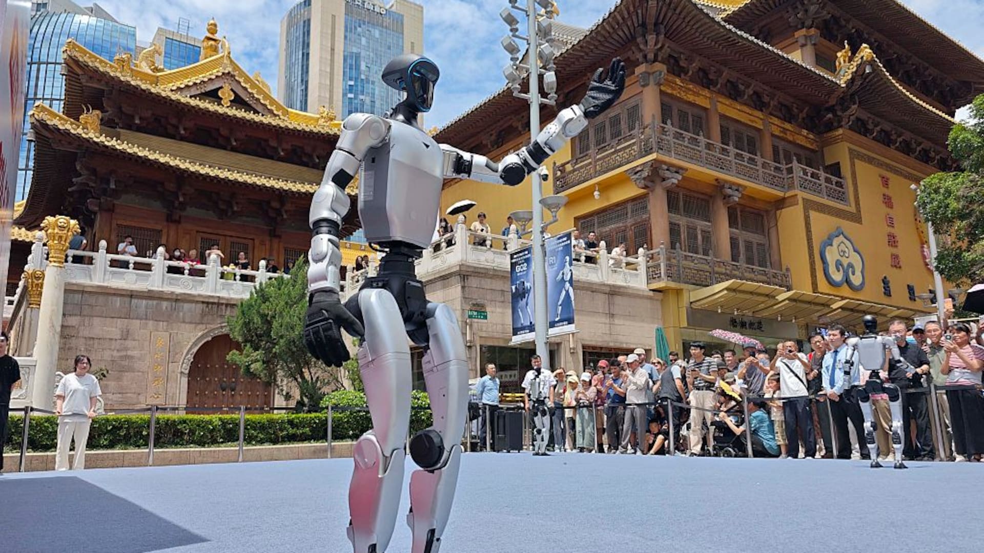 Hier läuft KI auf zwei und vier Beinen: China eröffnet ersten ...