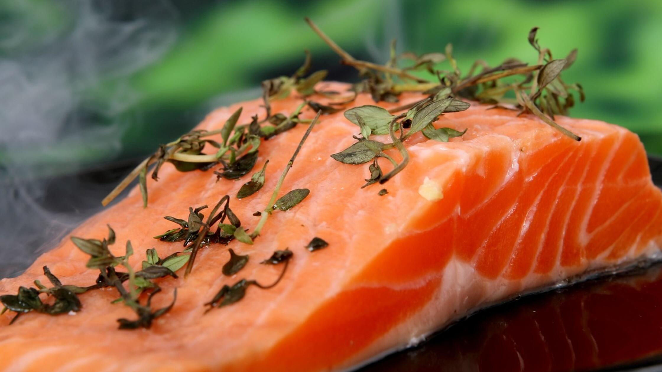 Gesundes Rezept für den Feierabend: Lachs-Quinoaküchlein aus der Pfanne