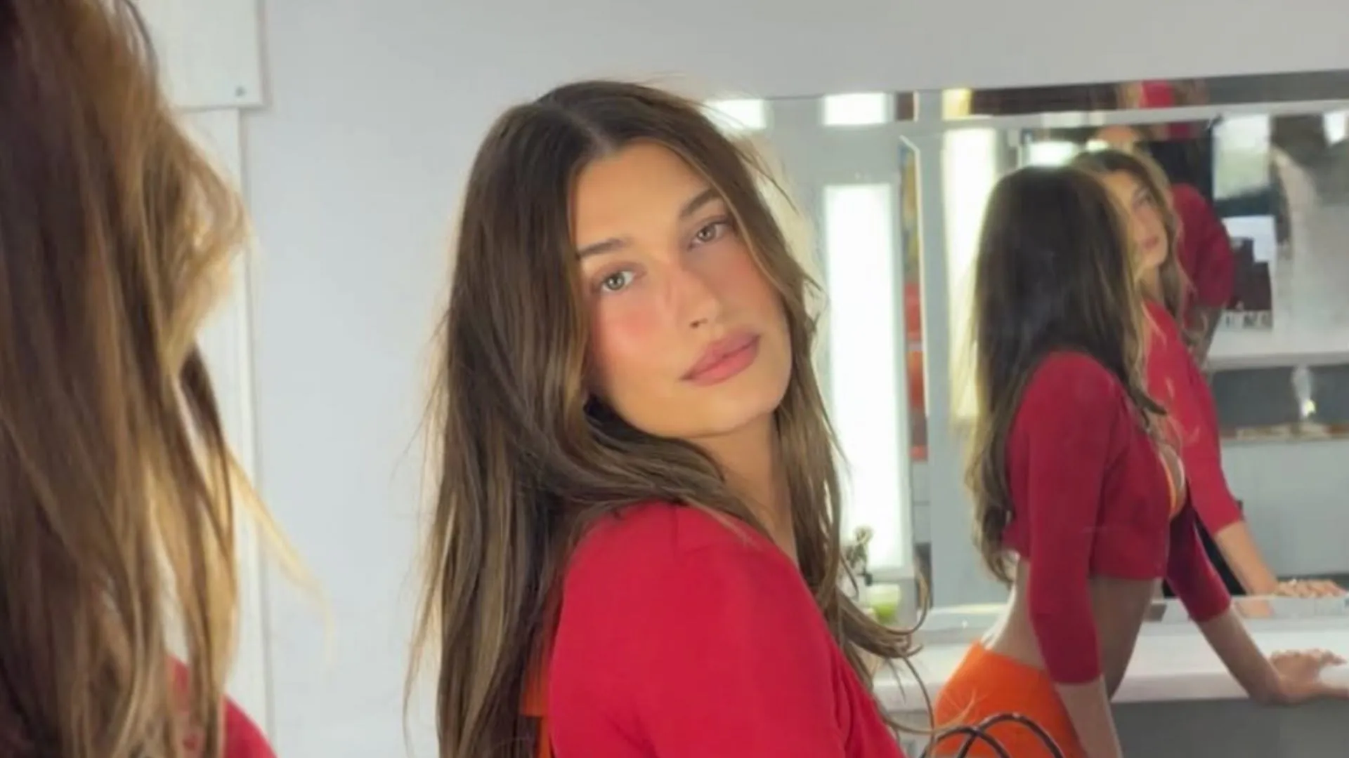 Siamo già obsessed dal color pop corallo dell’ultimo look di Hailey Bieber