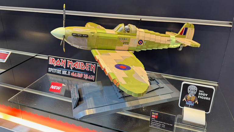 Revell verkauft ikonische Spitfire von Iron Maiden jetzt als ...
