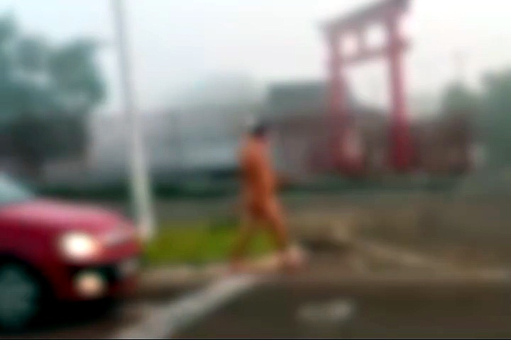 Homem caminhando nu é flagrado na avenida Ivo Sooma; PM e Samu são ...