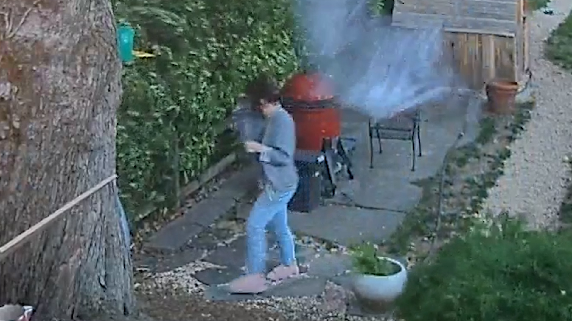 Vom Sturm erfasst: Sonnenschirm fliegt durch Garten und trifft Frau