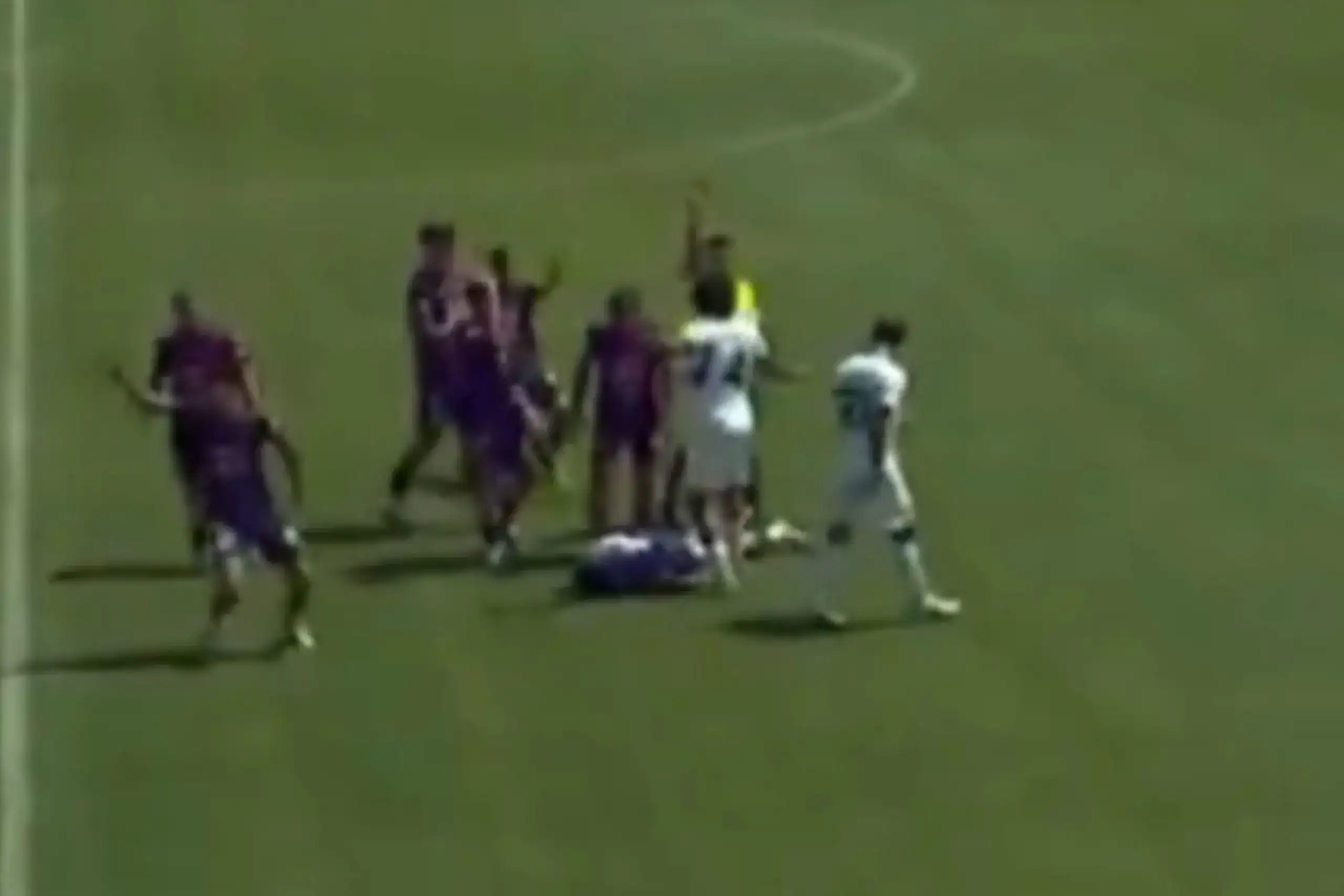 Jogador Toni Penyafort desmaia em campo e é levado de ambulância na Espanha