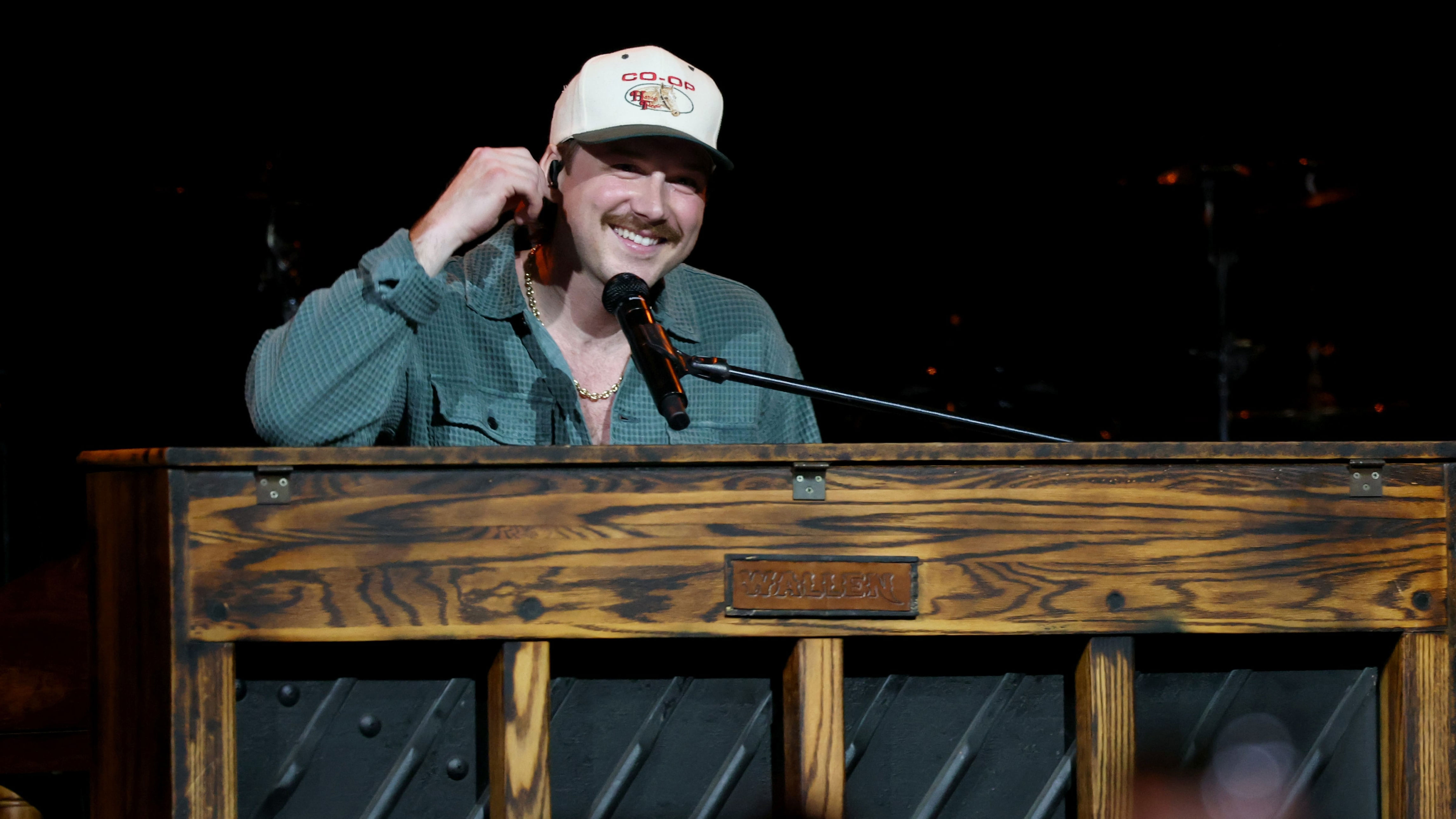 Country music star melts down on stage and flips piano