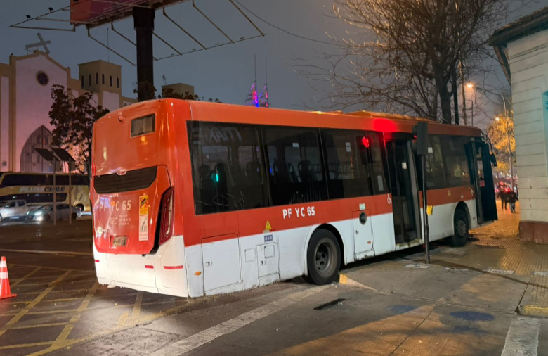 Bus del transporte público y mini van protagonizan violento choque en ...