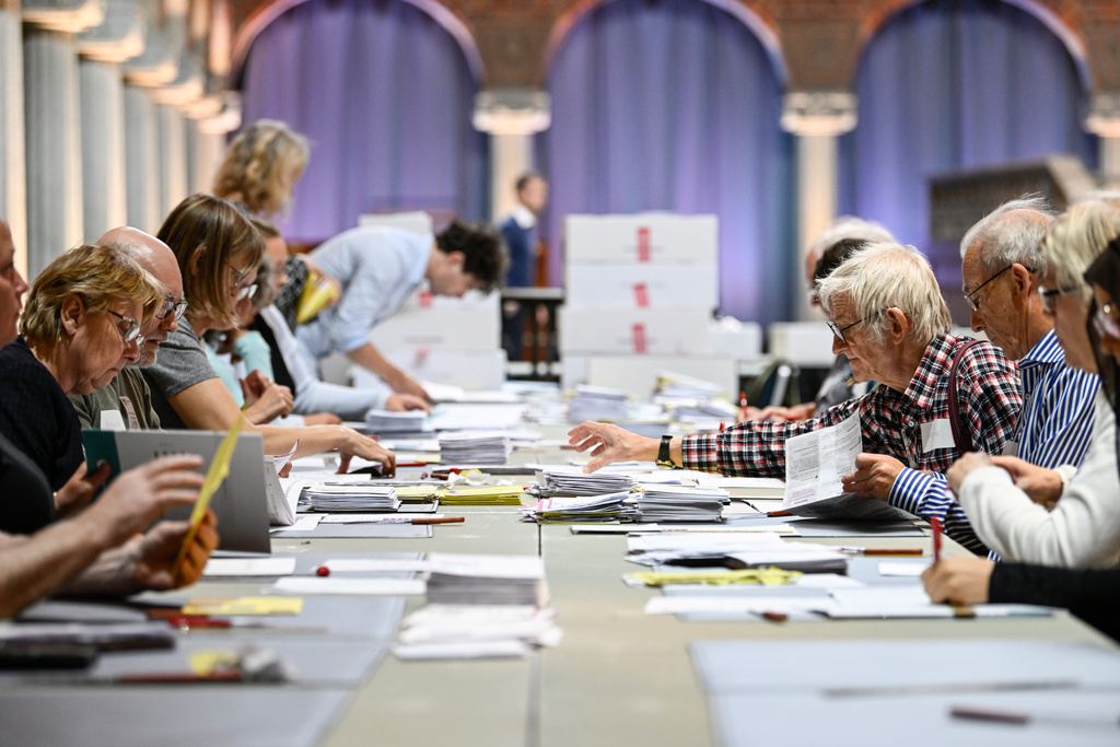 Så jagar partierna utlandsröster – kan avgöra valet