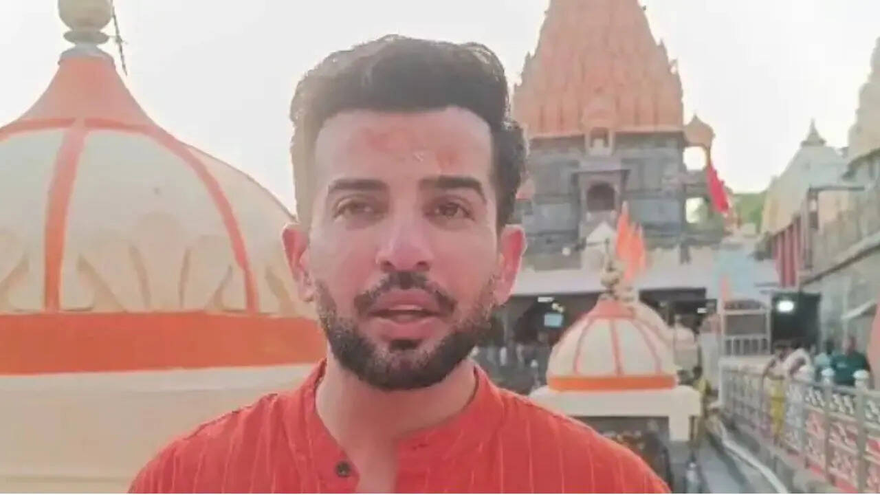 Jay Bhanushali attends Bhasma Aarti at Mahakaleshwar Temple: Taking a ...