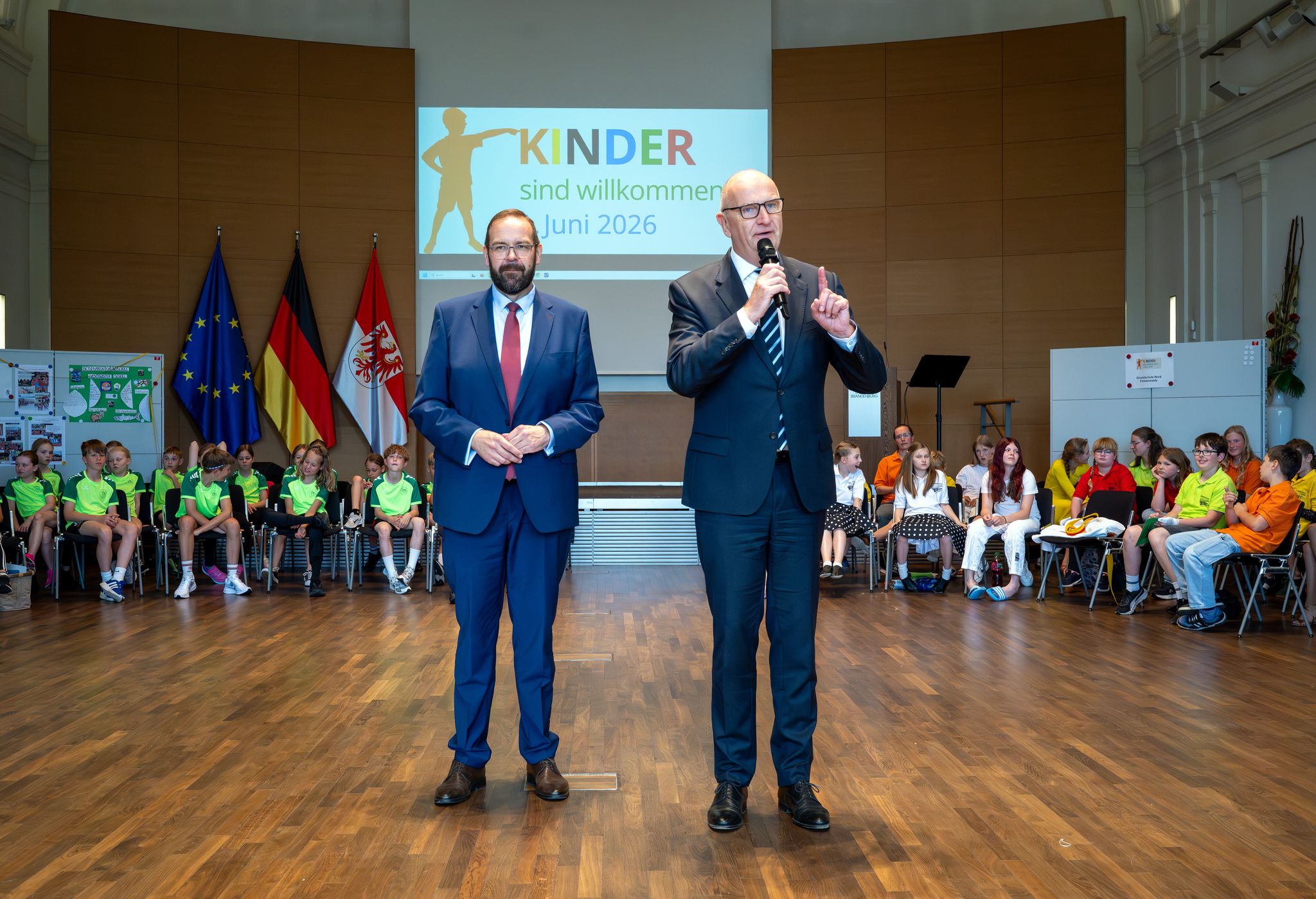 Kindertag in Staatskanzlei: Woidke verrät Kindheitsträume
