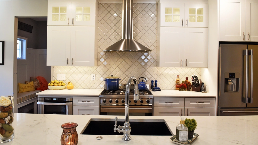 17 outdated kitchen backsplash trends to skip