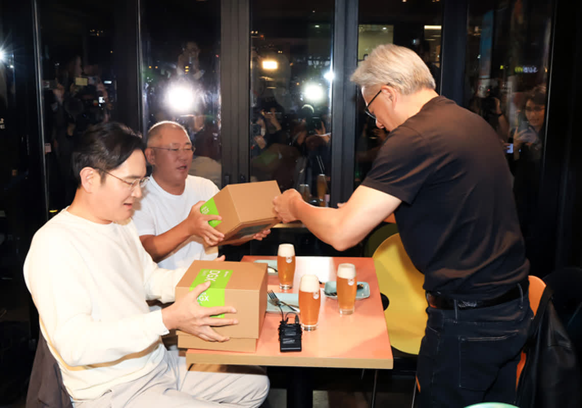 이번엔 젠슨 황 ‘깐부랠리’… LG·두산도 날았다