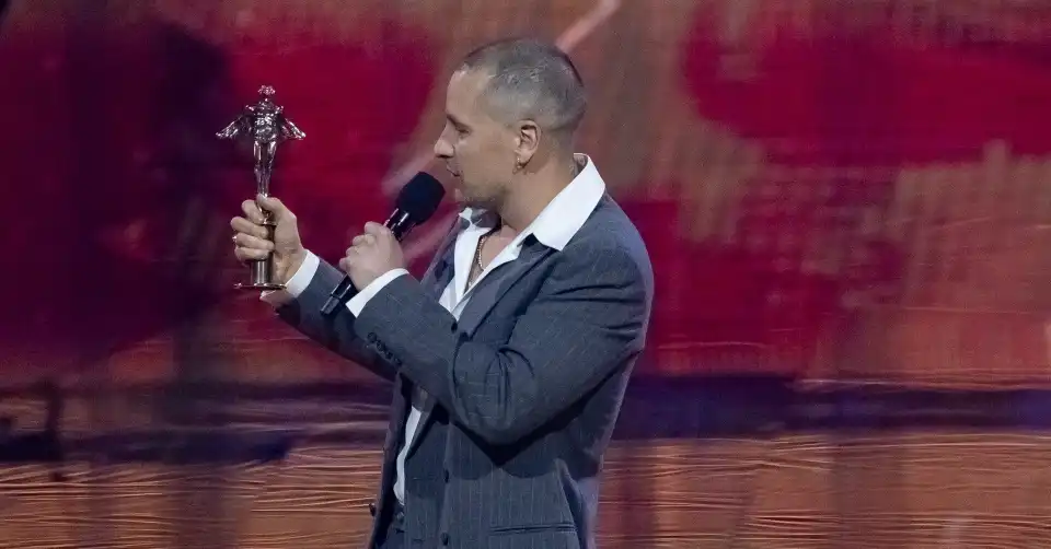 Charyzmatyczny głos i wulkan energii na scenie. Jaki jest Krzysztof ...