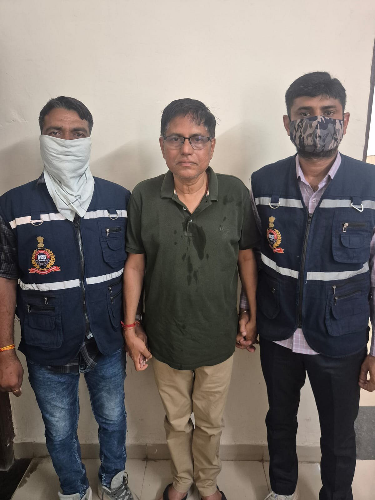 ACB arrests Class-I officer in Gujarat Energy Department for accepting ...