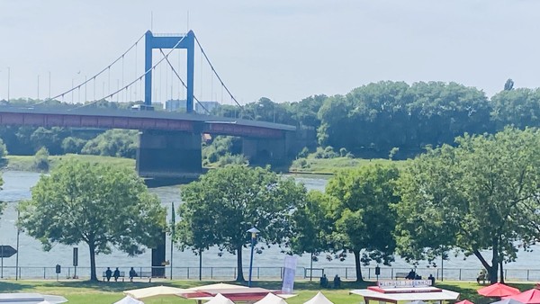 Charmantes Weinfest am Rhein lockt mit Traumaussicht und DJ am Abend