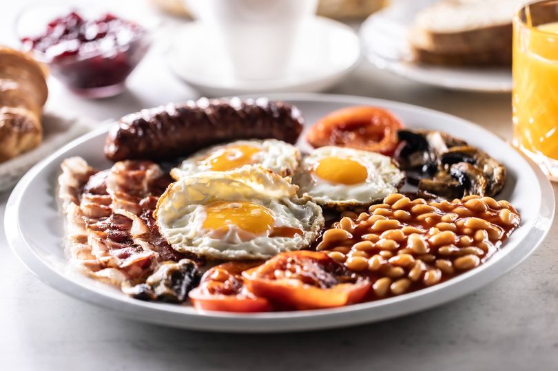 Man orders fry up in Tenerife but people are gobsmacked by price of food